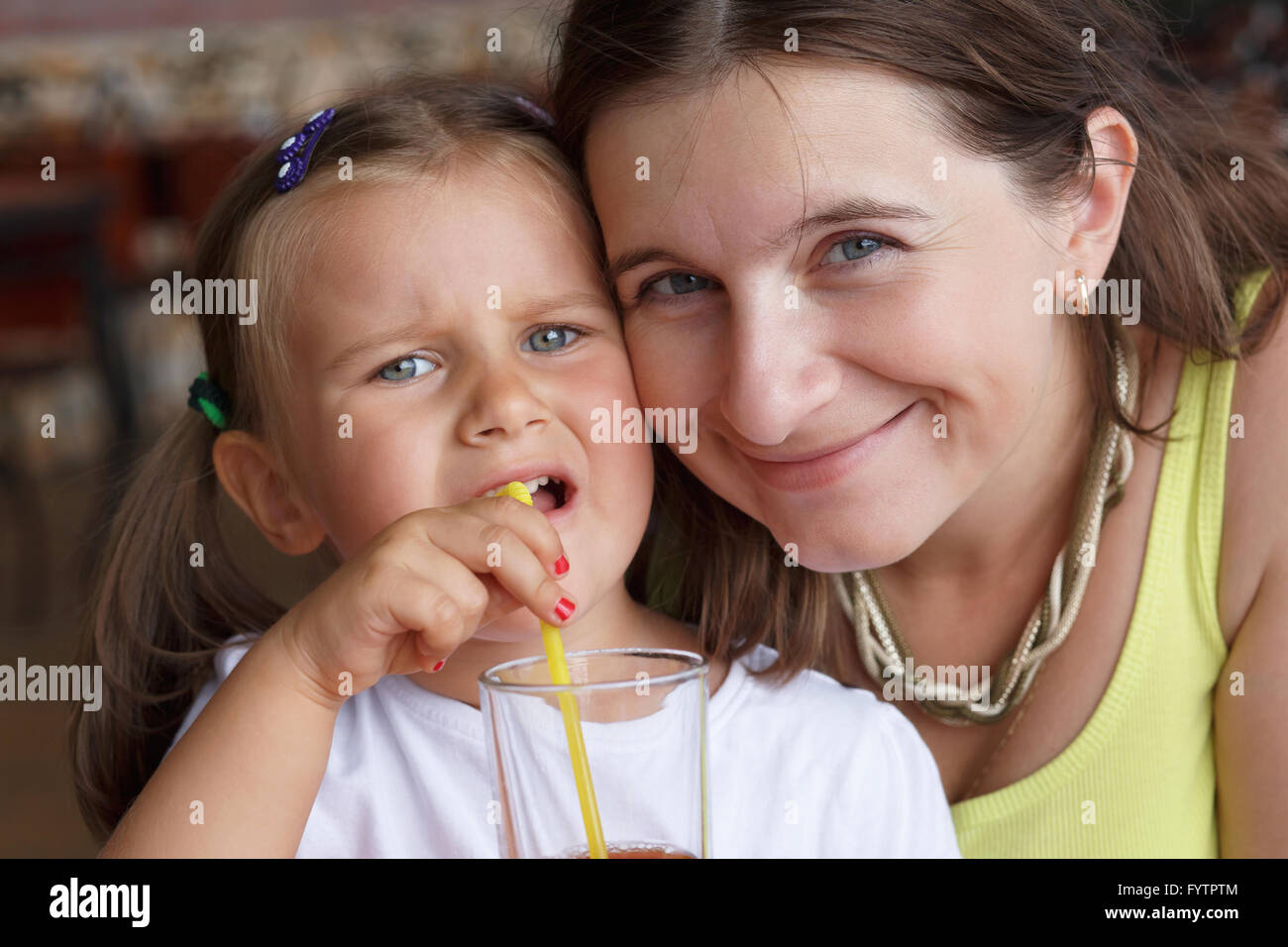 Fille maman Banque de photographies et d’images à haute résolution - Alamy