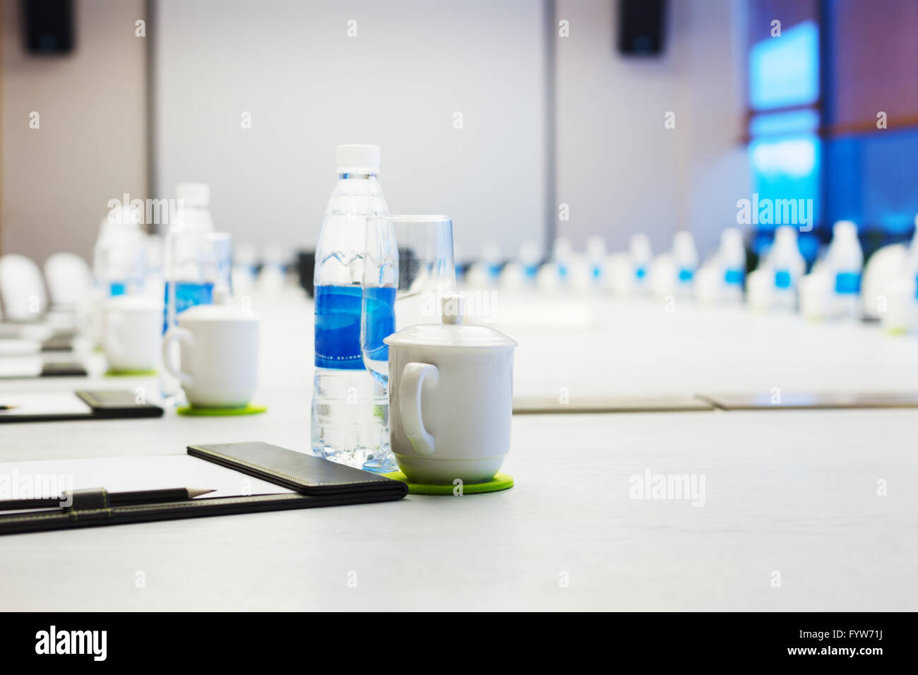 Grande table de réunion ovale et un tableau blanc dans la salle de ...