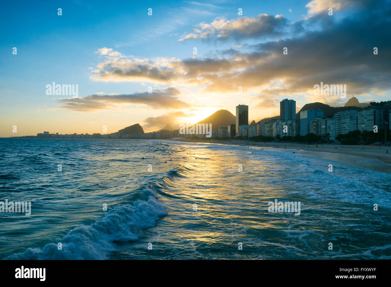 Golden soleil derrière une silhouette de la Rio de Janeiro skyline at ...