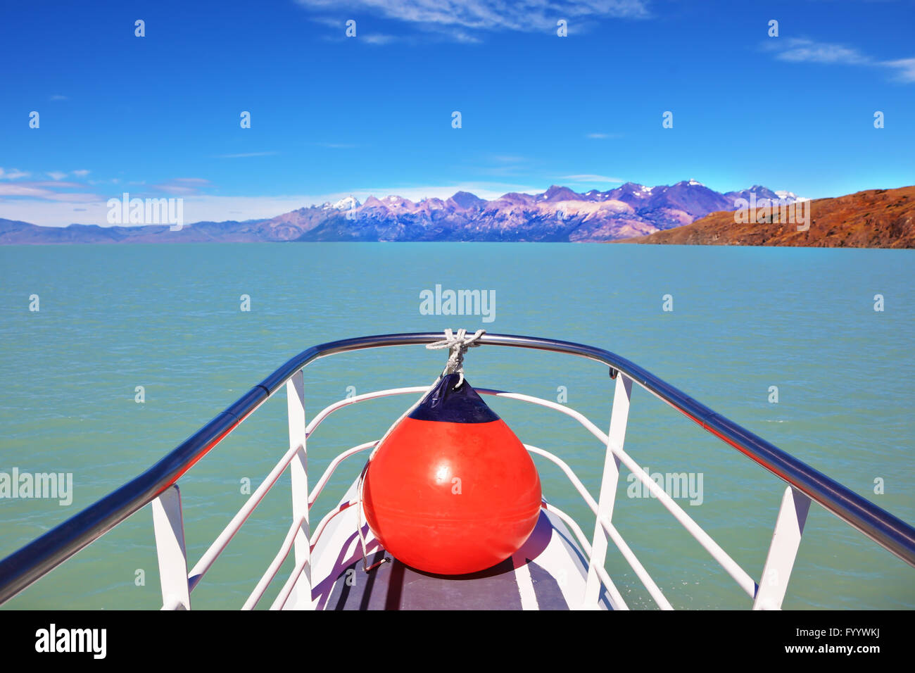 Bateau d'excursion rouge et blanc Banque de photographies et d’images à ...