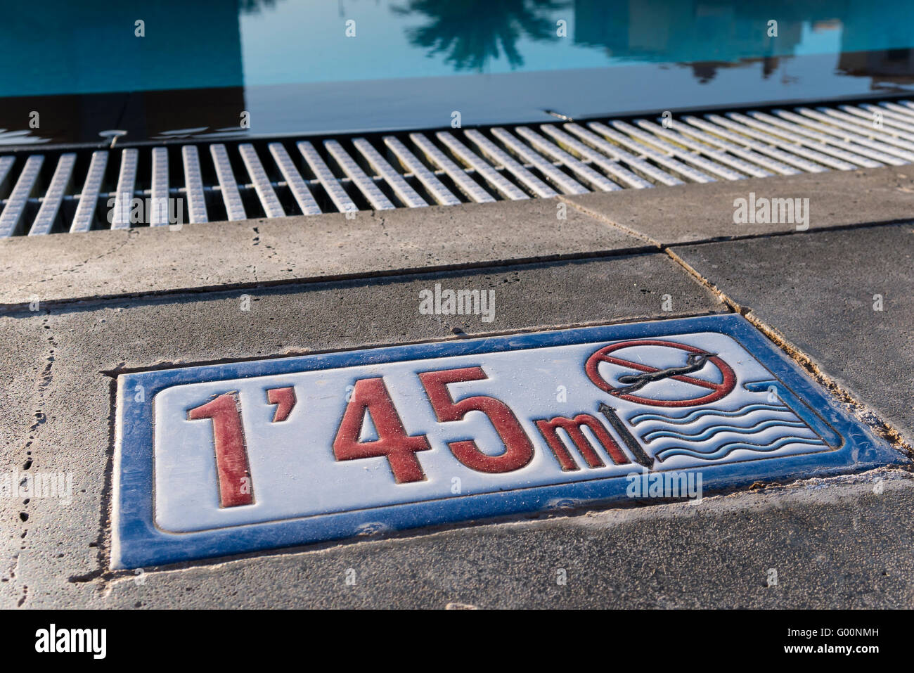 Signe de profondeur par Piscine Photo Stock - Alamy