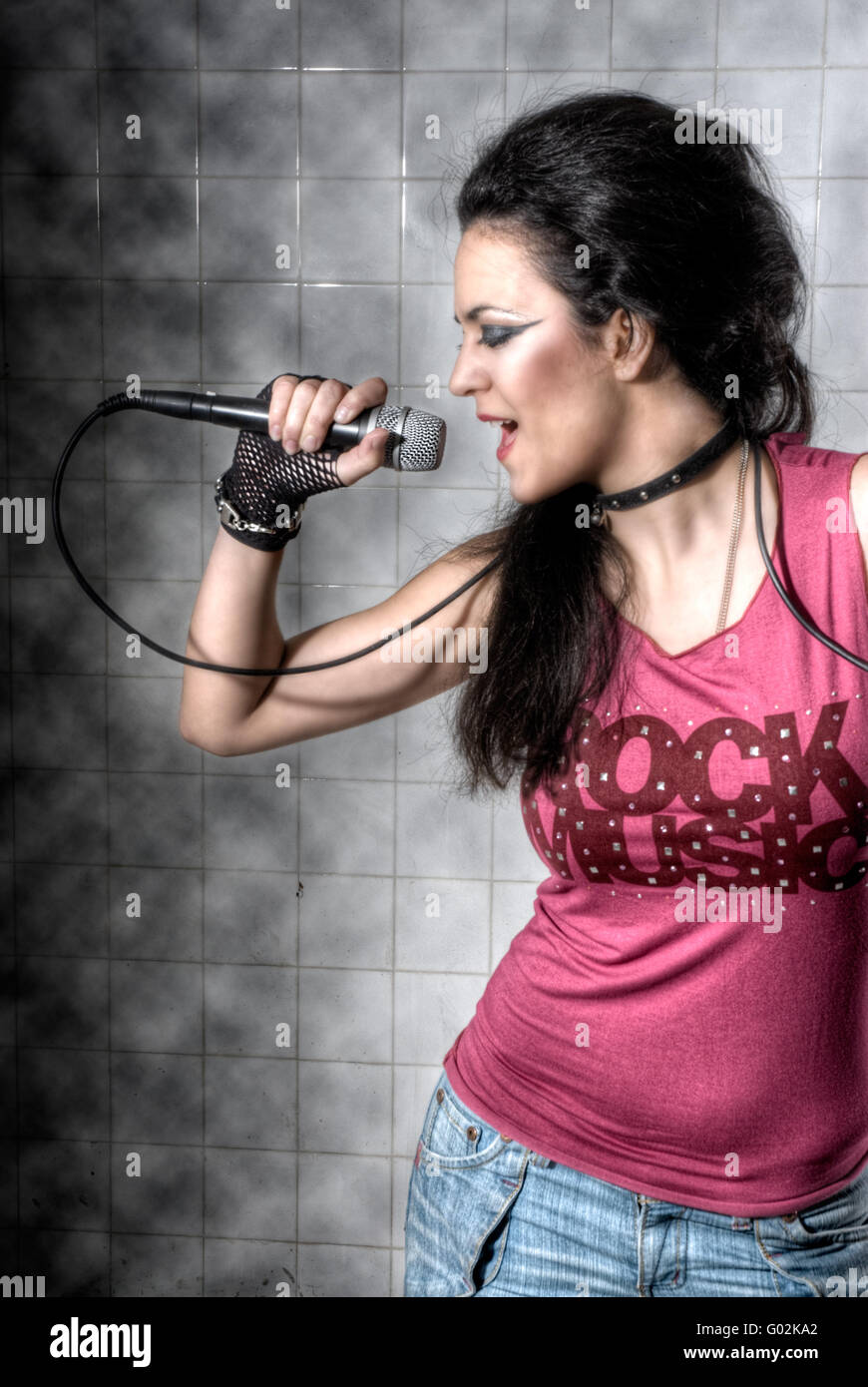 Punk girl singing into microphone Banque de photographies et d’images à ...