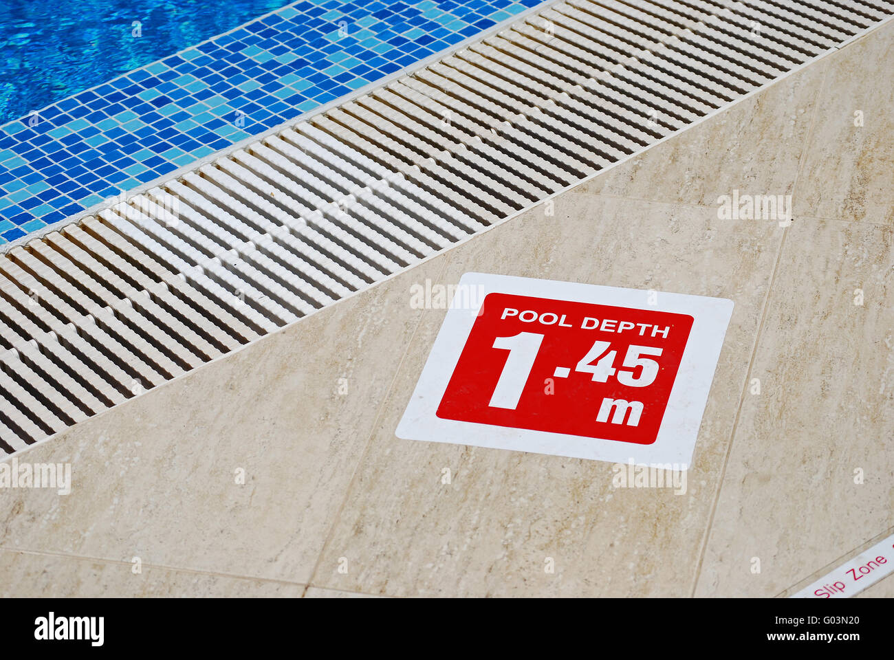 Signe de profondeur de la piscine Banque de photographies et d’images à ...