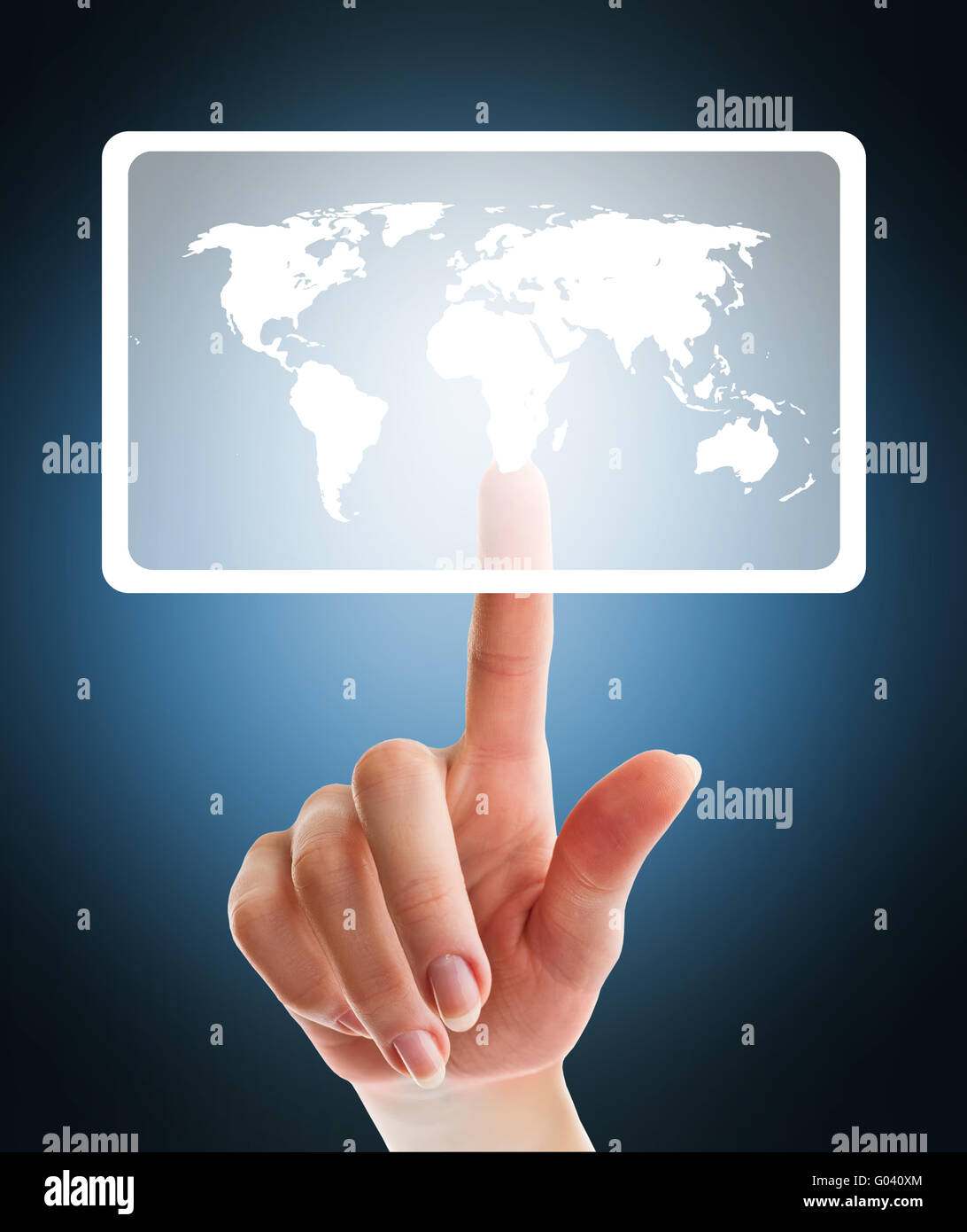 En poussant le bouton main de femme virtuelle avec carte du monde Photo ...