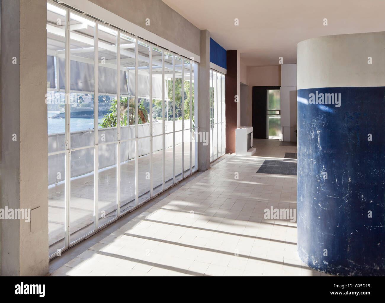 L'intérieur du châssis en béton avec de grandes fenêtres. Eileen Gray's ...