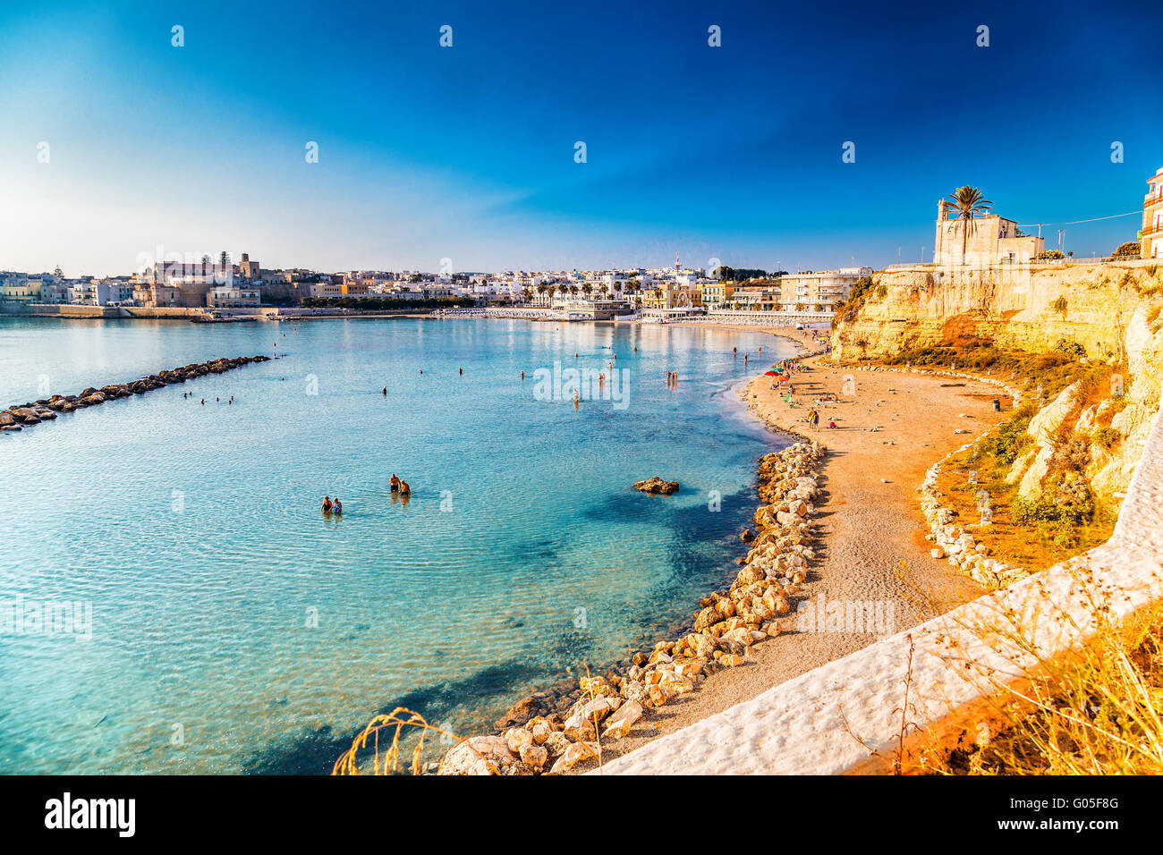 Golfe de ville des Pouilles dans la Péninsule du Salento en Italie ...