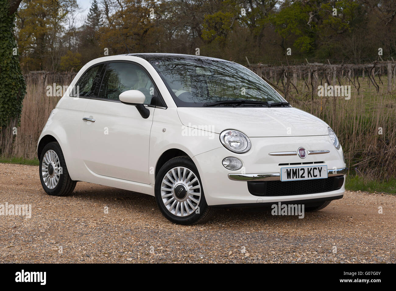 White fiat 500 Banque de photographies et d’images à haute résolution ...