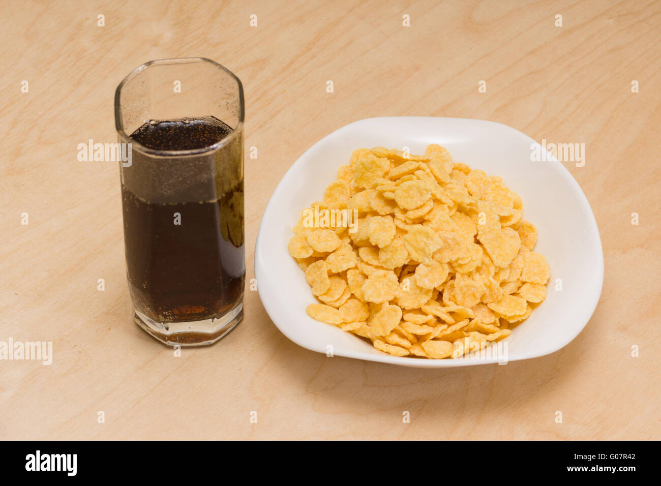 Le petit-déjeuner se compose d'une boisson gazeuse et des céréales ...