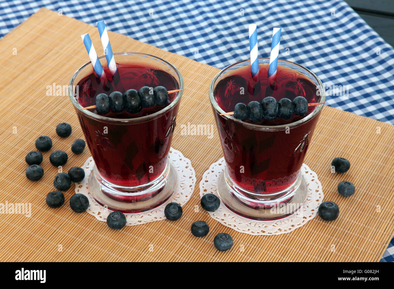 Boisson santé jus de bleuet avec des fruits sur le tapis de bambou et ...