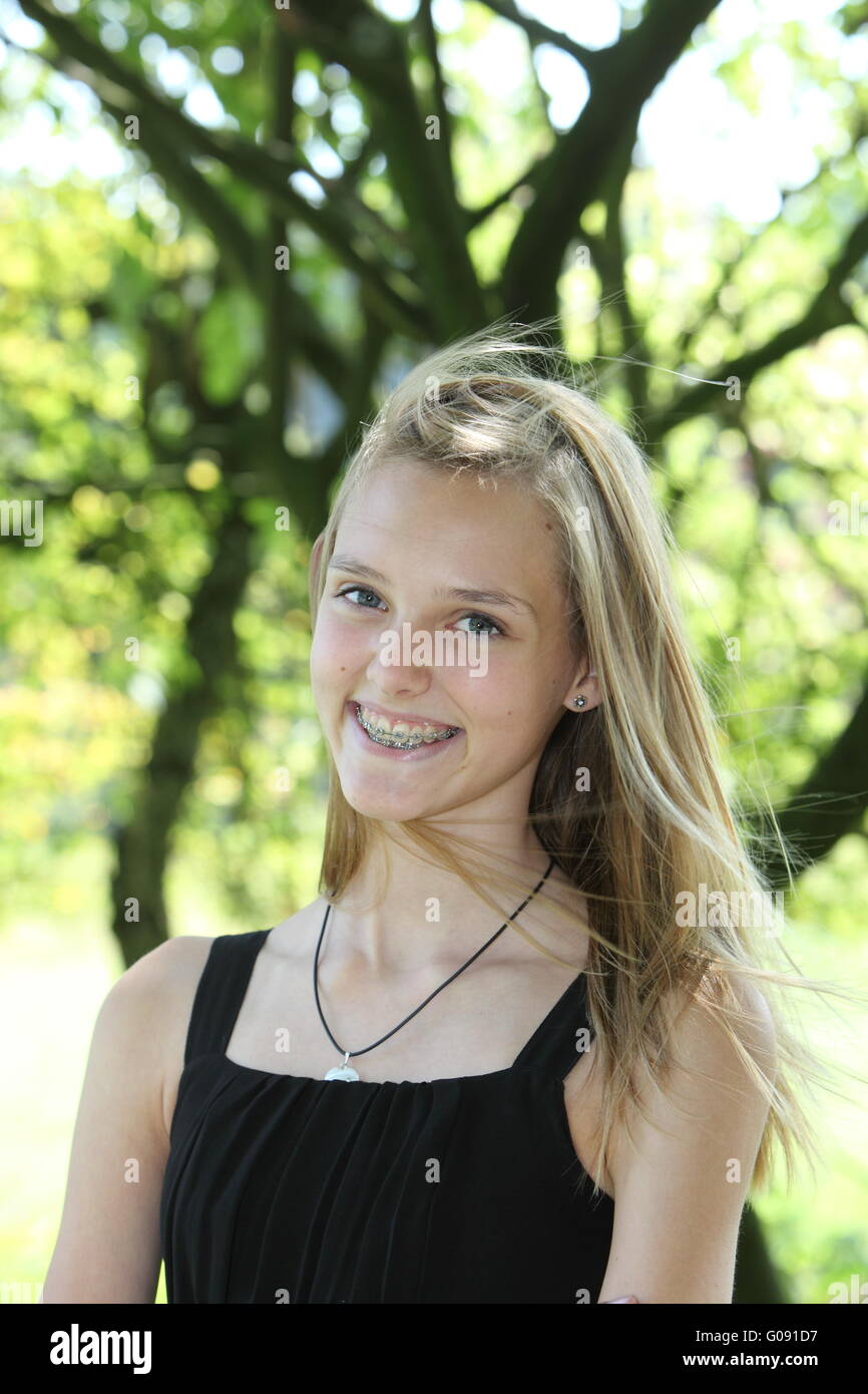 Jeune Adolescent Avec Des Accolades Et Un Sourire Banque De