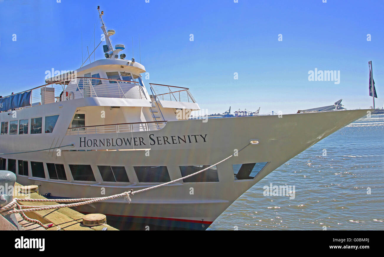 La proue d'un croiseur utilisé pour prendre sur l'Hudson River pour ...