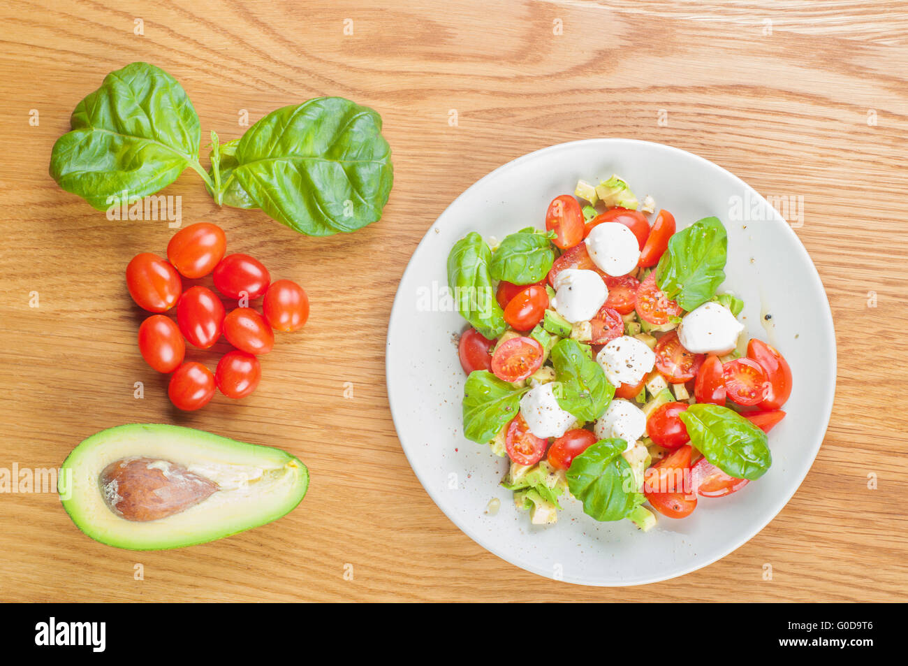 Vue de dessus de la salade avec de l'avocat et tomates Photo Stock - Alamy