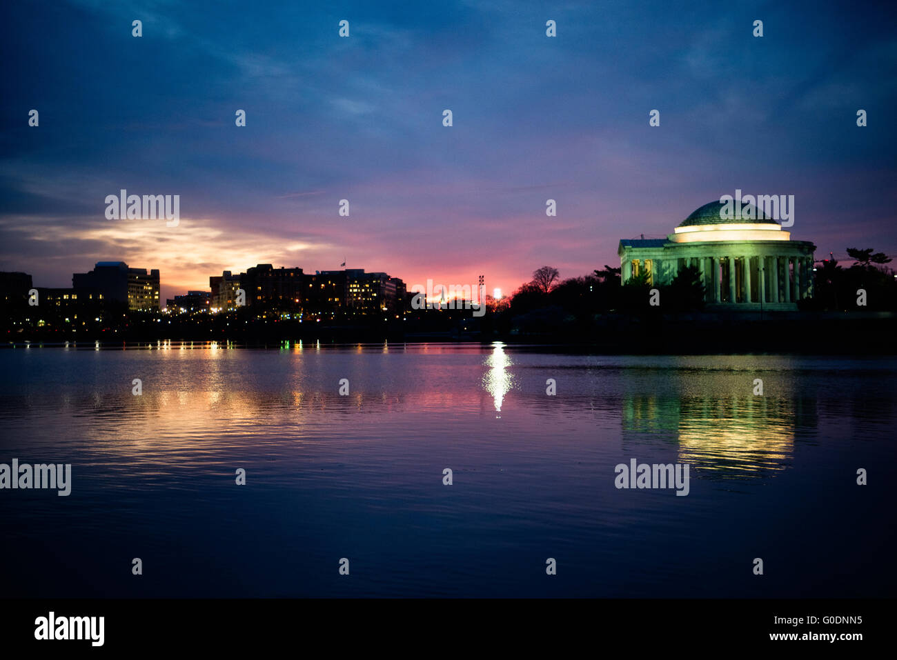 WASHINGTON, D.C. (États-Unis) — le Jefferson Memorial se dresse ...