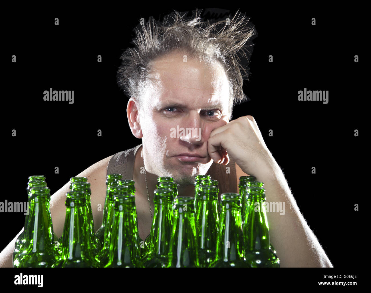 Tipsy homme est assis avec un tas de bouteilles de bière, d'un blocage ...