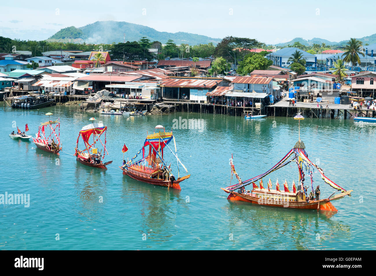 Le bateau de Bajau traditionnel appelé Lepa Lepa décorées de couleurs ...