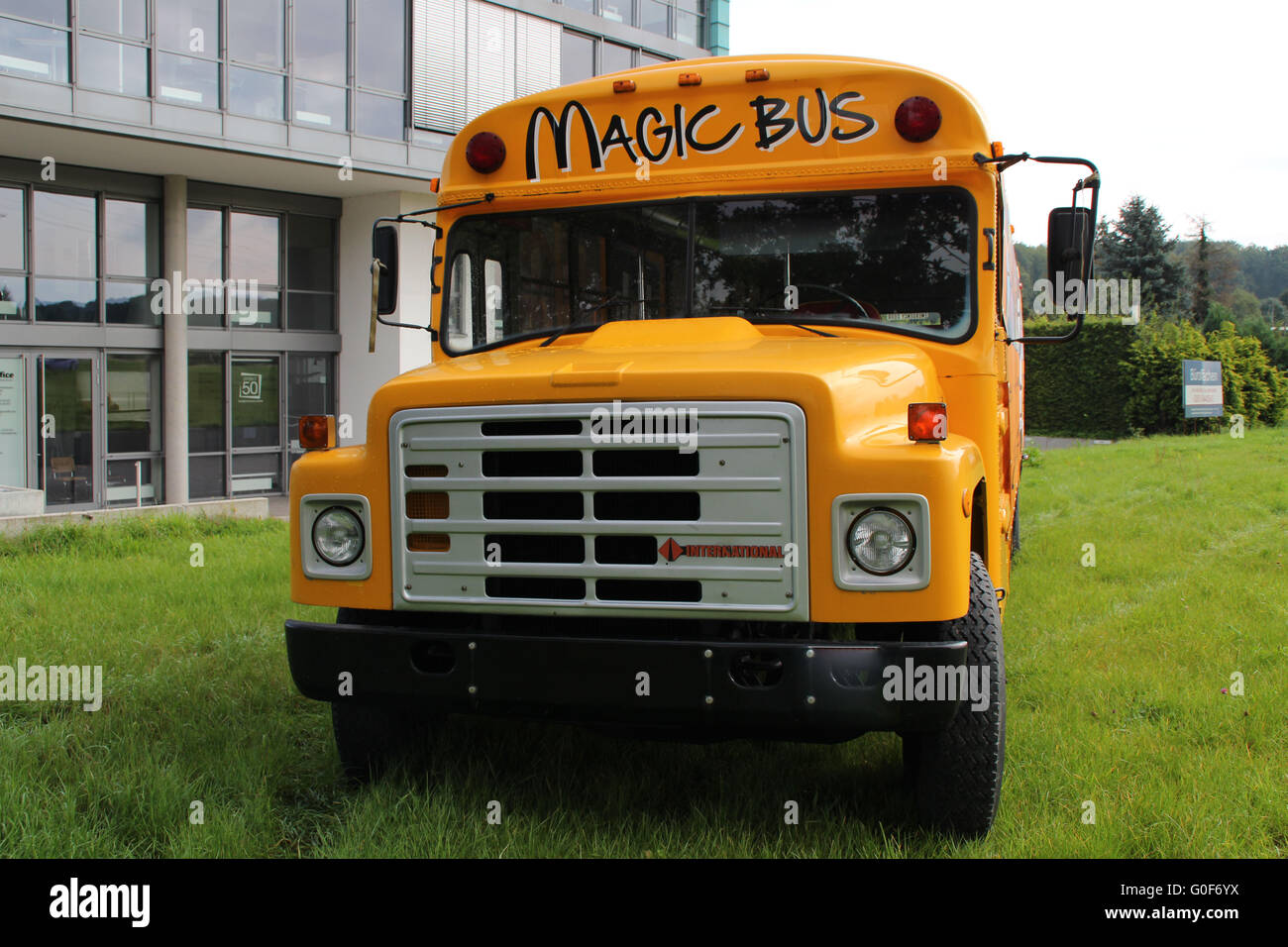 Le bus scolaire magique Banque de photographies et d’images à haute ...