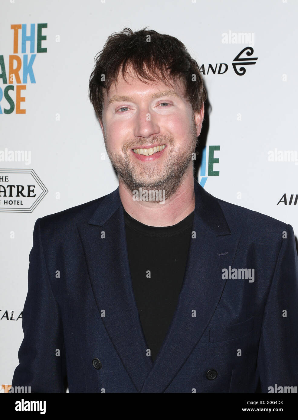 Première mondiale de grandes images' 'Le cheval foncé' au théâtre à l ...