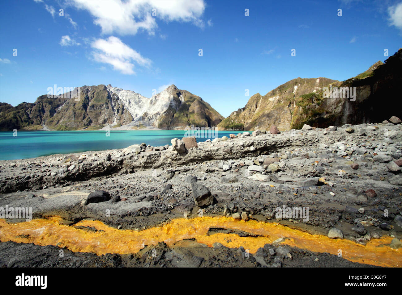 Pinatubo lake Banque de photographies et d’images à haute résolution ...