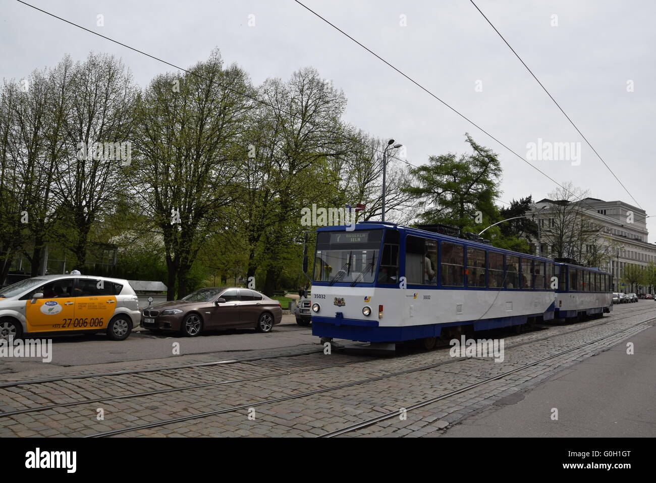 En tramway de Riga city surrounds : disposition de pistes, s'arrête et ...