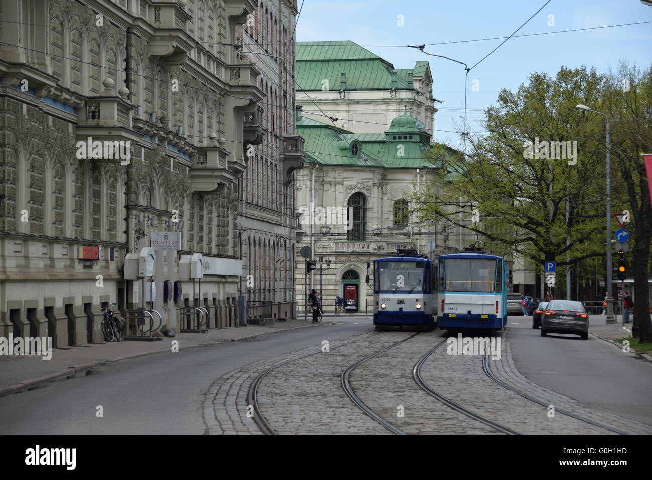 En tramway de Riga city surrounds : disposition de pistes, s'arrête et ...