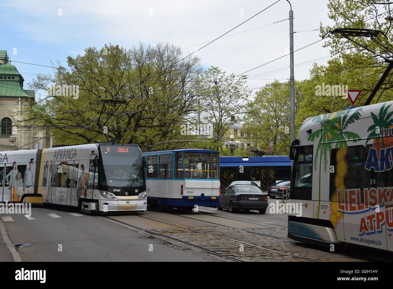 En tramway de Riga city surrounds : disposition de pistes, s'arrête et ...