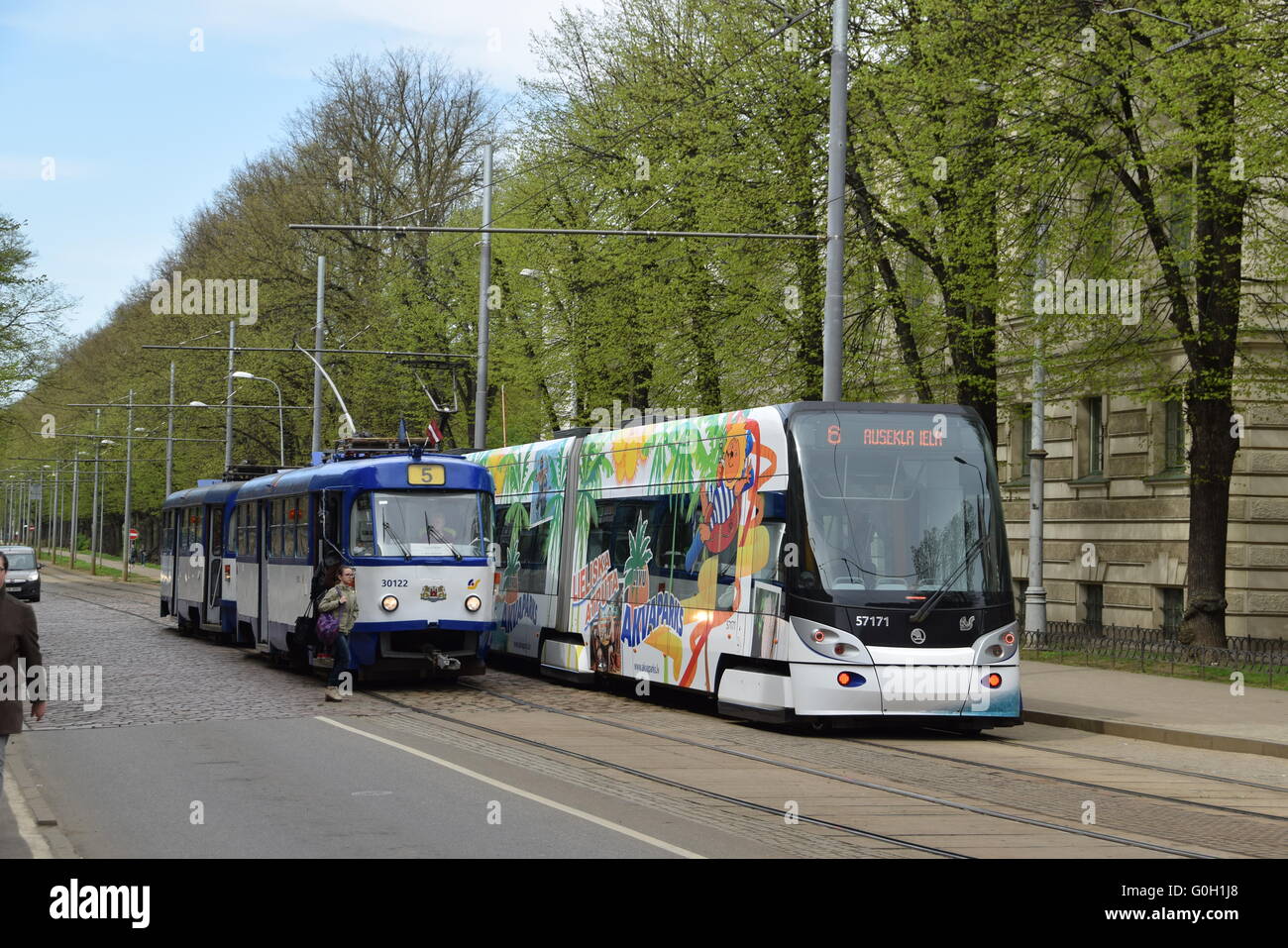 En tramway de Riga city surrounds : disposition de pistes, s'arrête et ...