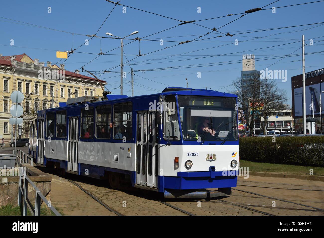 En tramway de Riga city surrounds : disposition de pistes, s'arrête et ...