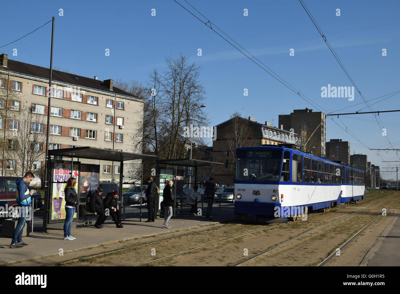 En tramway de Riga city surrounds : disposition de pistes, s'arrête et ...