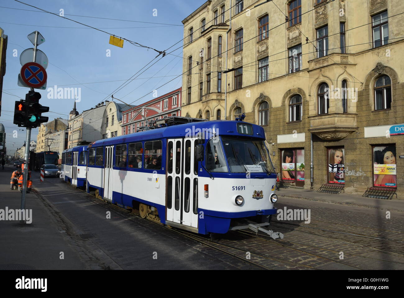 En tramway de Riga city surrounds : disposition de pistes, s'arrête et ...