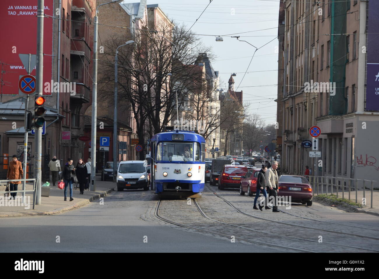En tramway de Riga city surrounds : disposition de pistes, s'arrête et ...