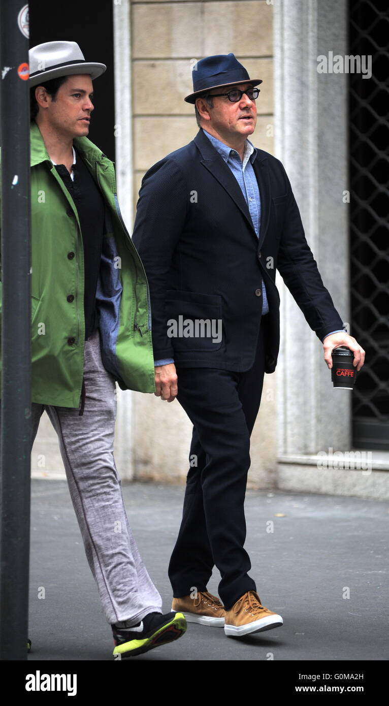 Kevin Spacey prend une promenade avec un ami en costume, chapeau ...