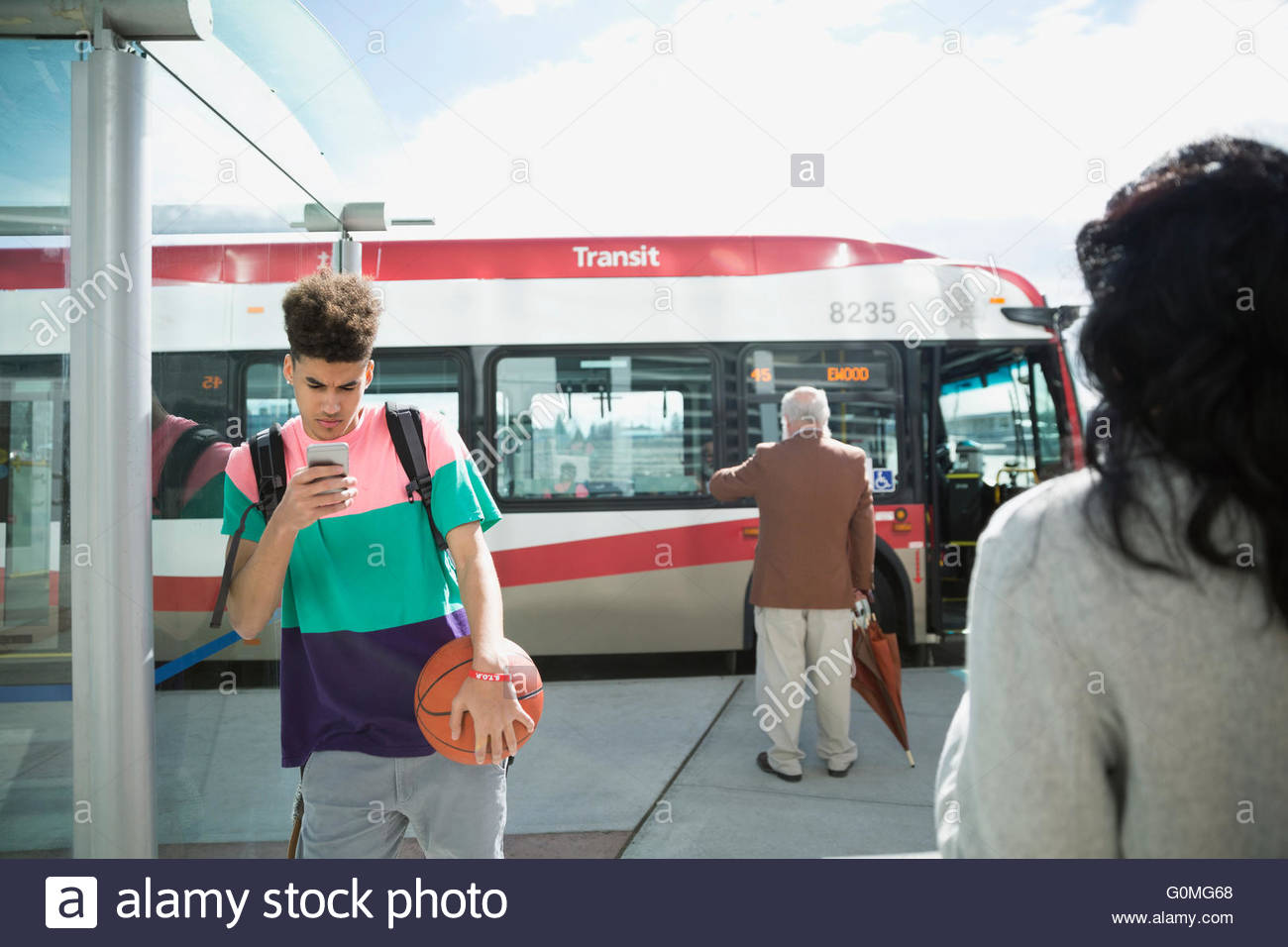 Personnes qui attend bus Banque de photographies et d’images à haute ...