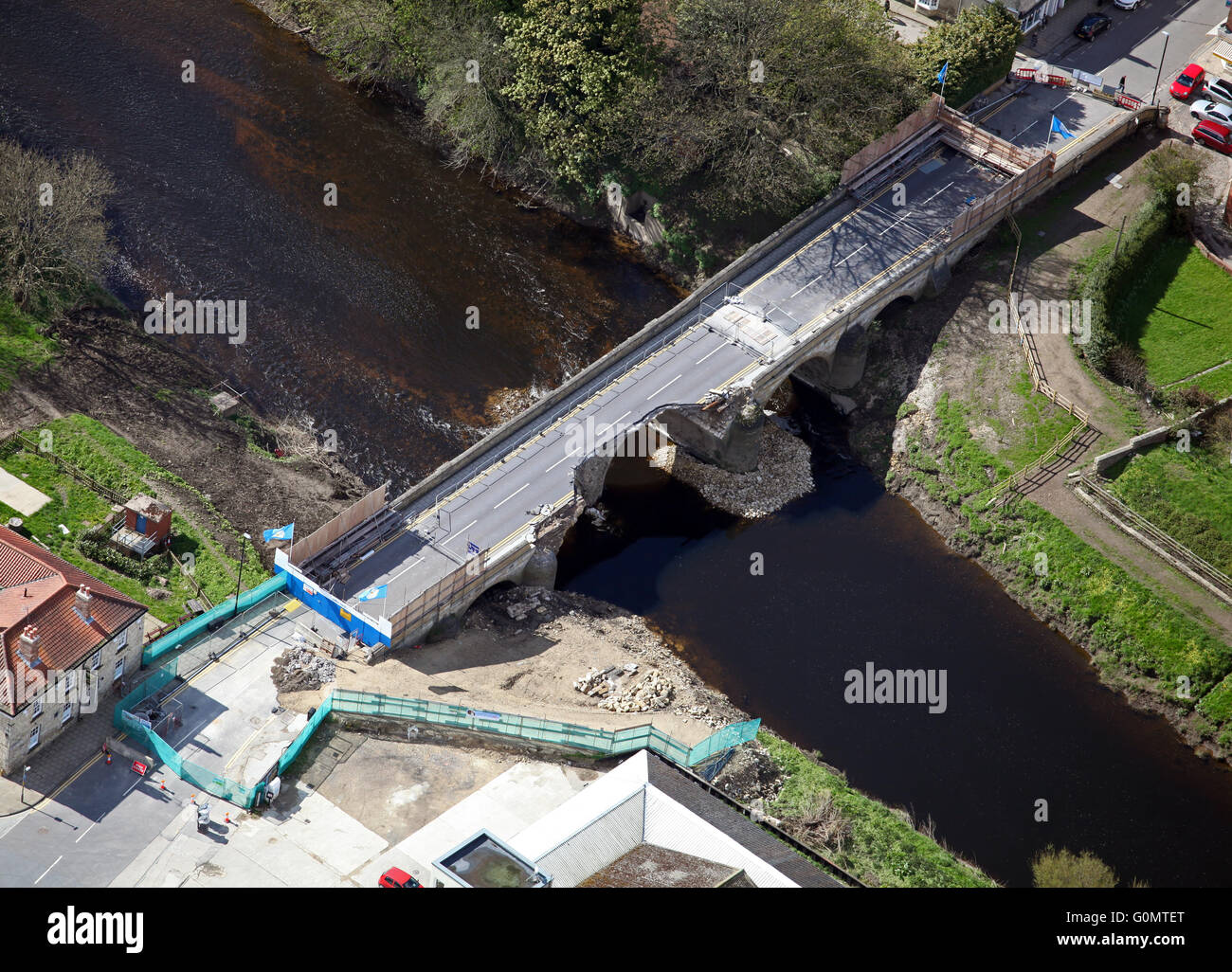 Vue aérienne de l'A659 très endommagés road bridge dans le Yorkshire ...