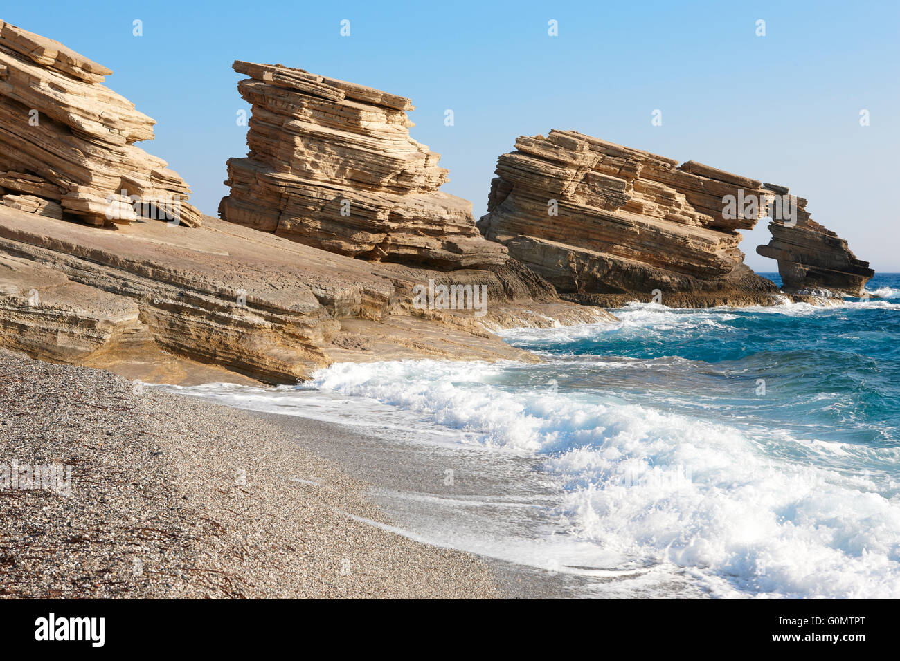 Paramonas plage de galets. Mer Méditerranée. La Grèce. L'horizontale ...