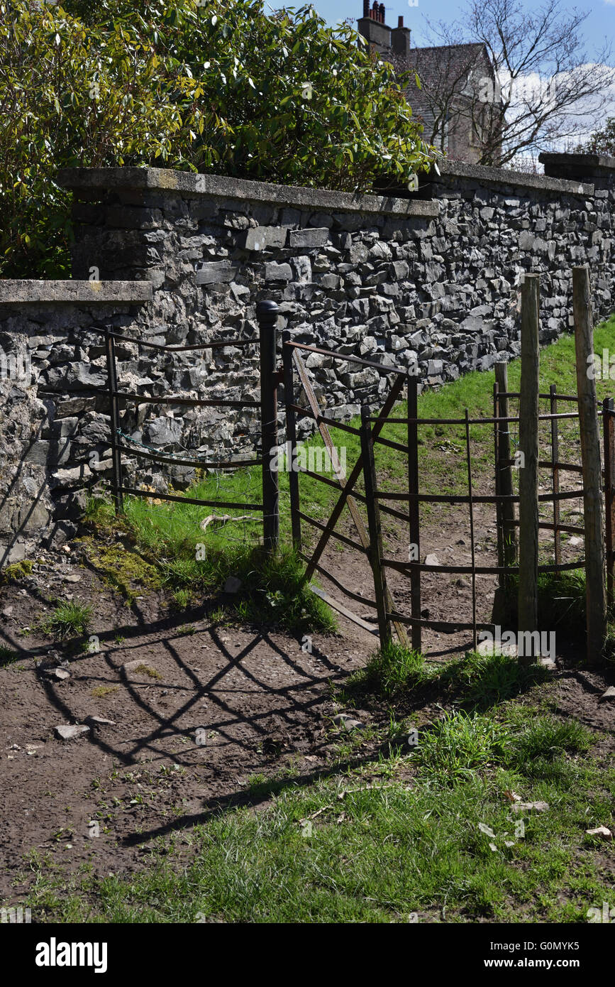 Metal kissing gate Banque de photographies et d’images à haute ...