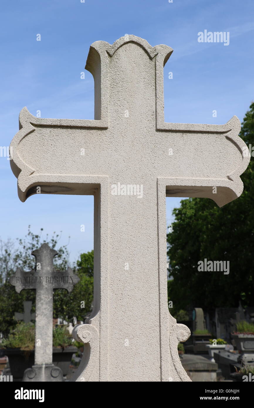Croix d'une tombe du cimetière du Père Lachaise à Paris Photo Stock - Alamy