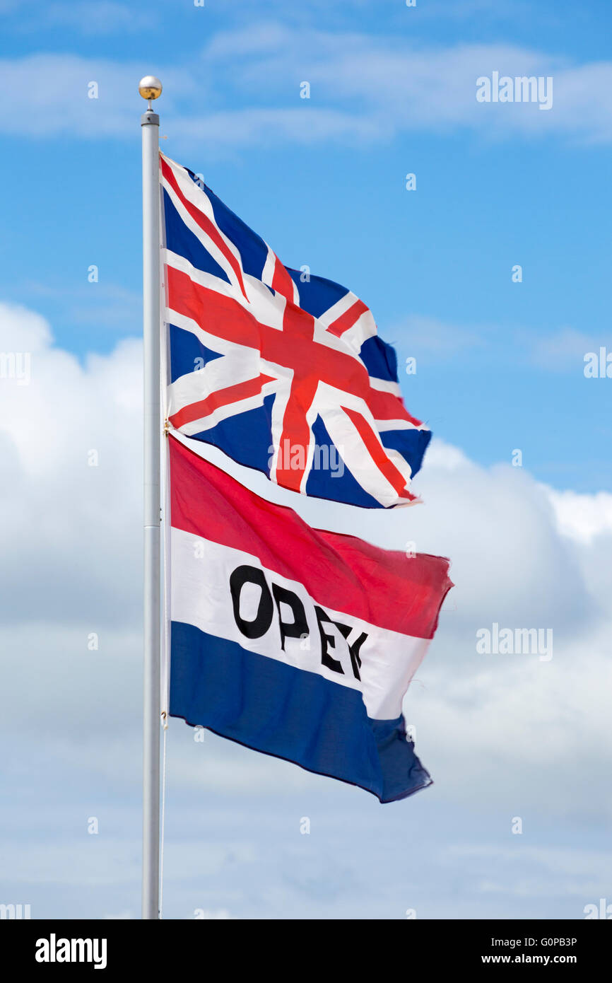 Drapeau battant drapeaux ouverts souffle de la brise Banque de ...