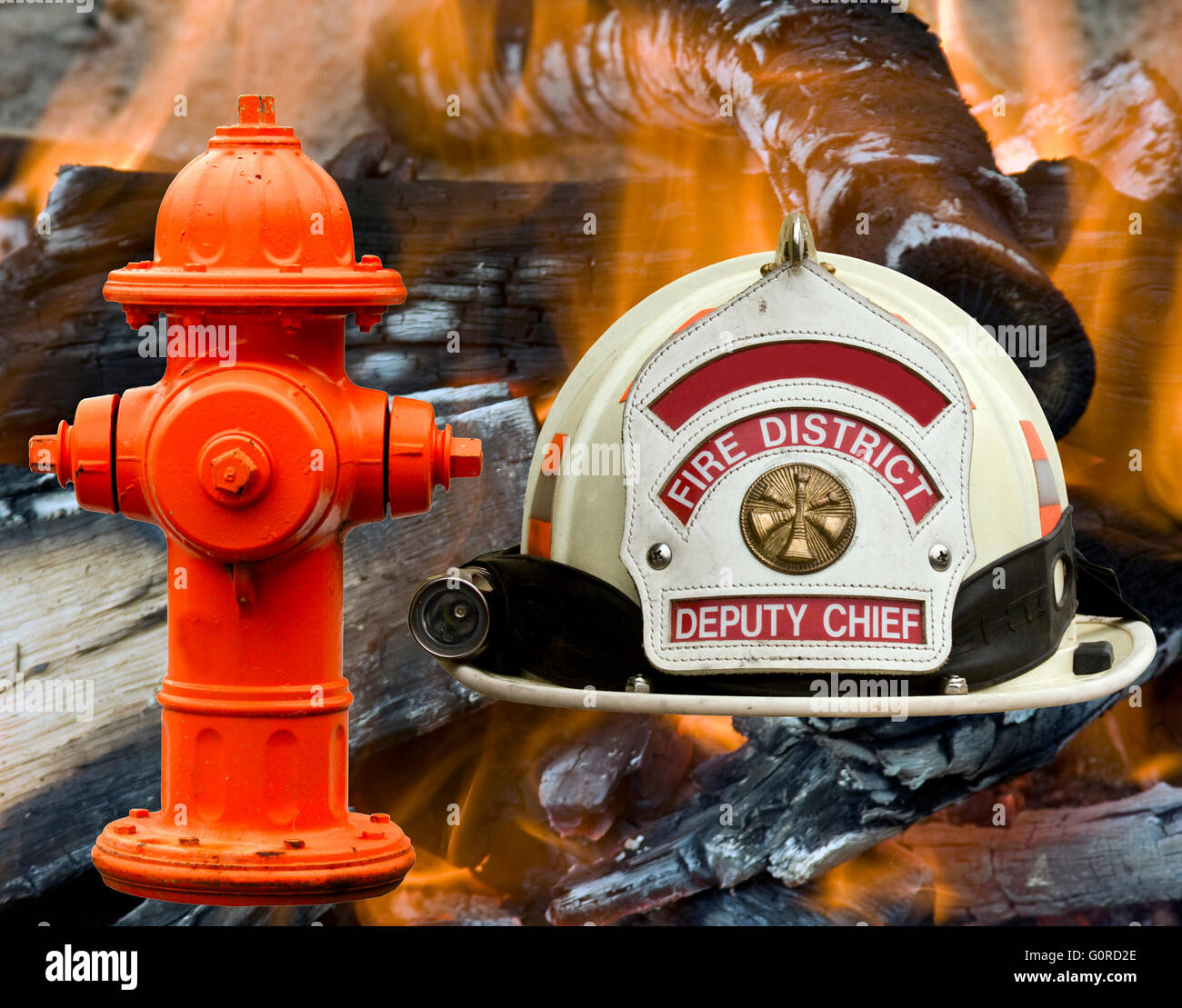 Chapeau de pompier et d'incendie sur un arrière-plan de feu et flammes ...