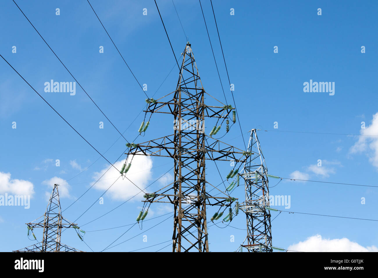 Pylônes électriques sur la toile de fond le ciel bleu un jour d'été ...