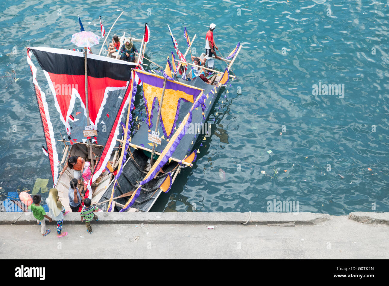Le bateau de Bajau traditionnel appelé Lepa Lepa décorées de couleurs ...