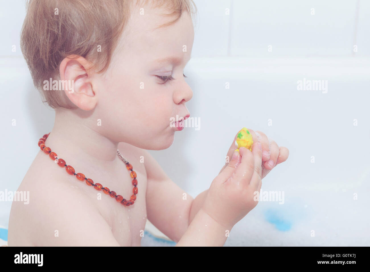 Toddler boy 3 years in bath Banque de photographies et d’images à haute ...