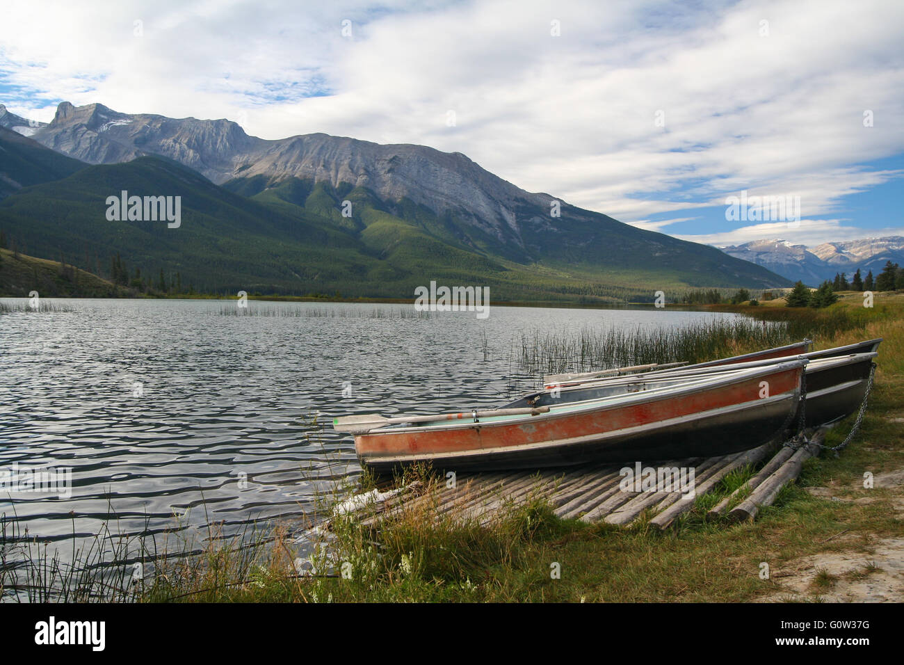Lac de talbot et montagnes dans le parc national de jasper Banque de ...