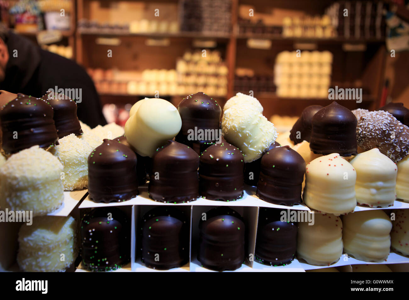 Chocolats en vente à un petit stand sur les Champs Elysées à Noël à ...