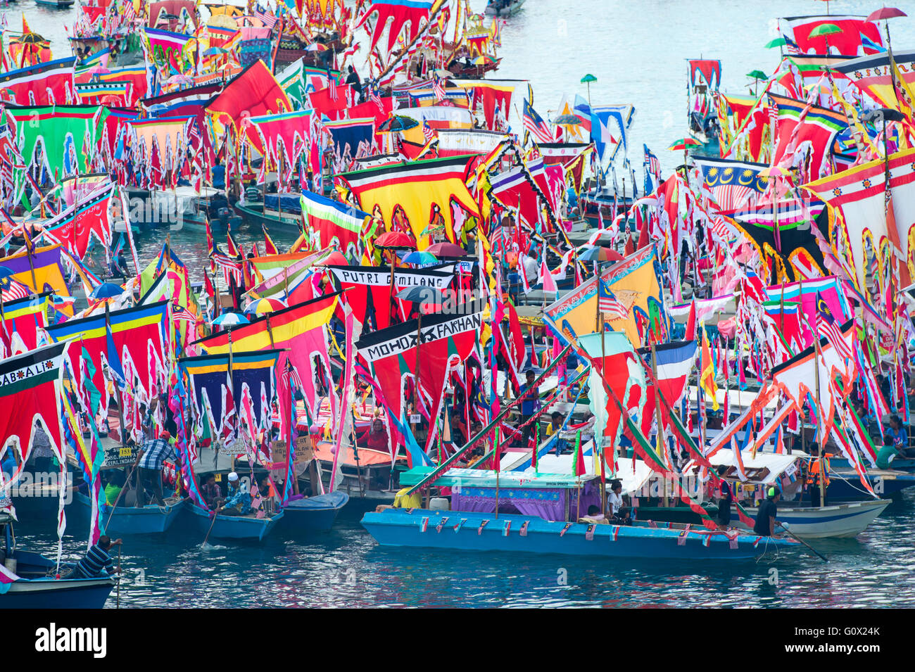 Le bateau de Bajau traditionnel appelé Lepa Lepa décorées de couleurs ...