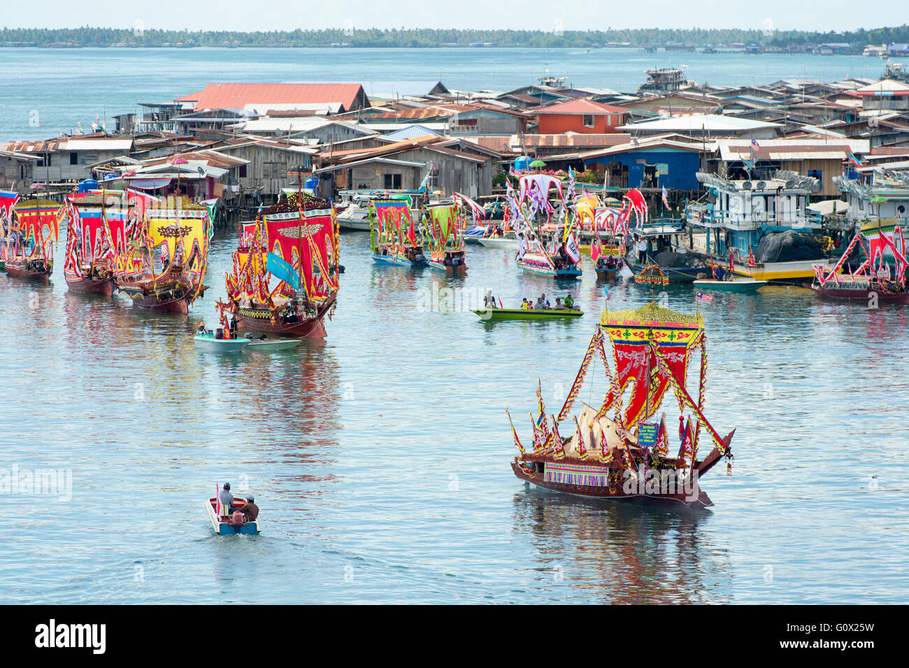 Le bateau de Bajau traditionnel appelé Lepa Lepa décorées de couleurs ...