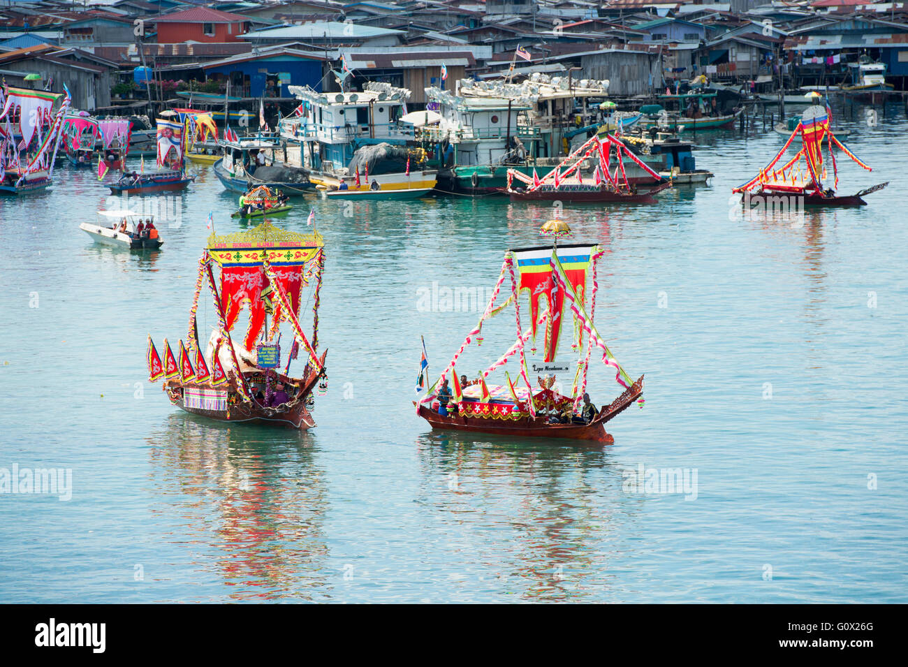 Le bateau de Bajau traditionnel appelé Lepa Lepa décorées de couleurs ...