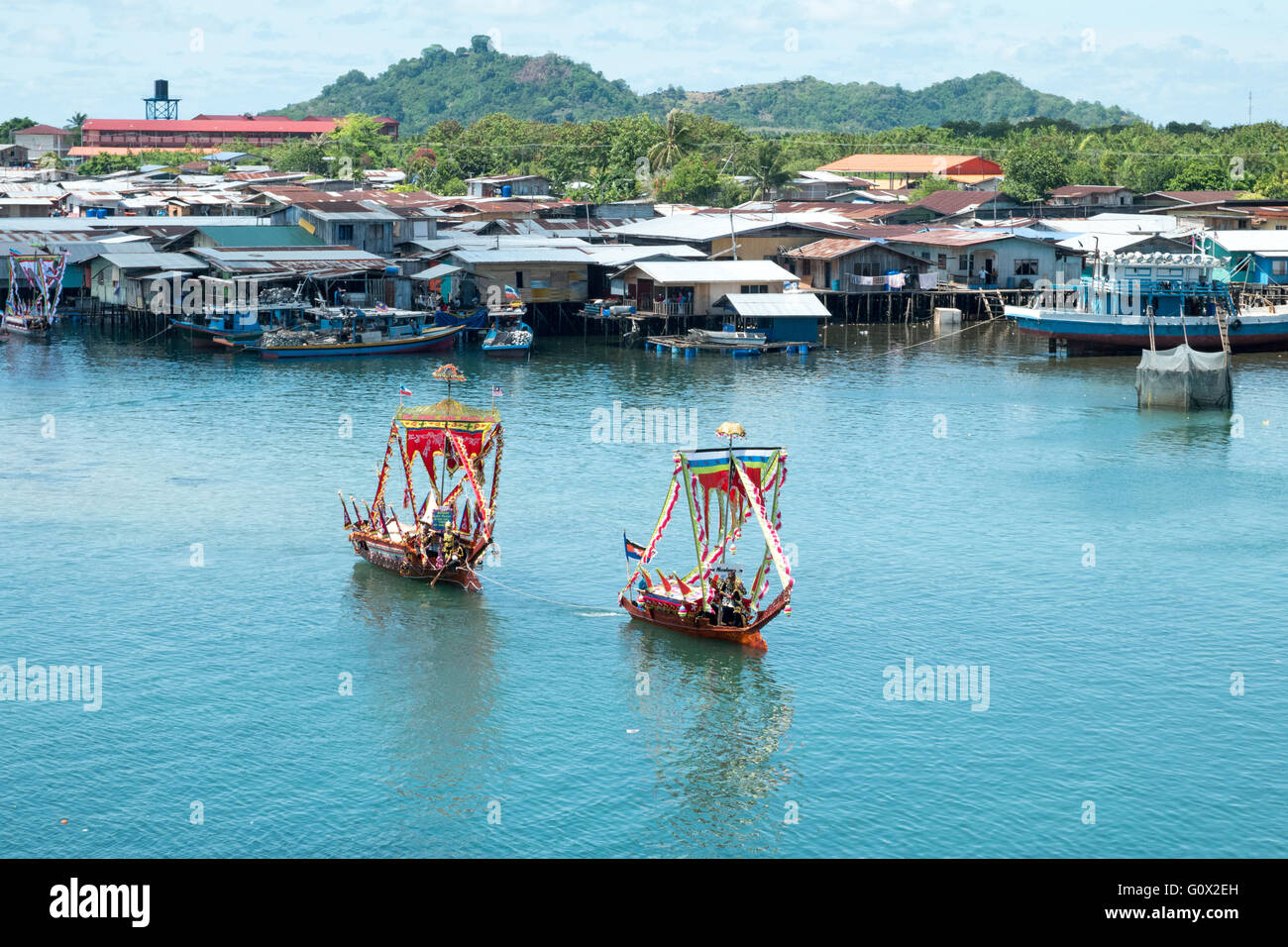 Le bateau de Bajau traditionnel appelé Lepa Lepa décorées de couleurs ...