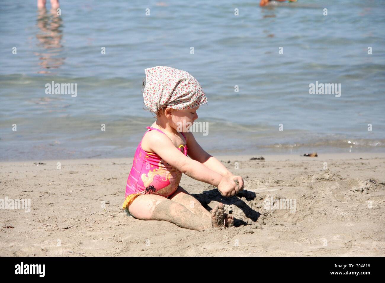 Petite fille de plage de sable Banque de photographies et d’images à ...