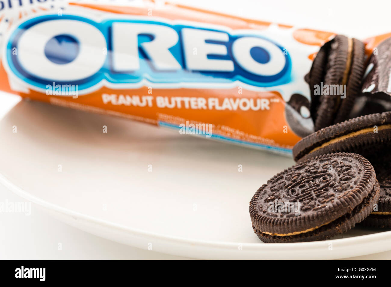 Ouvert sachet de saveur de beurre d'arachide-Oreo biscuits sur la ...