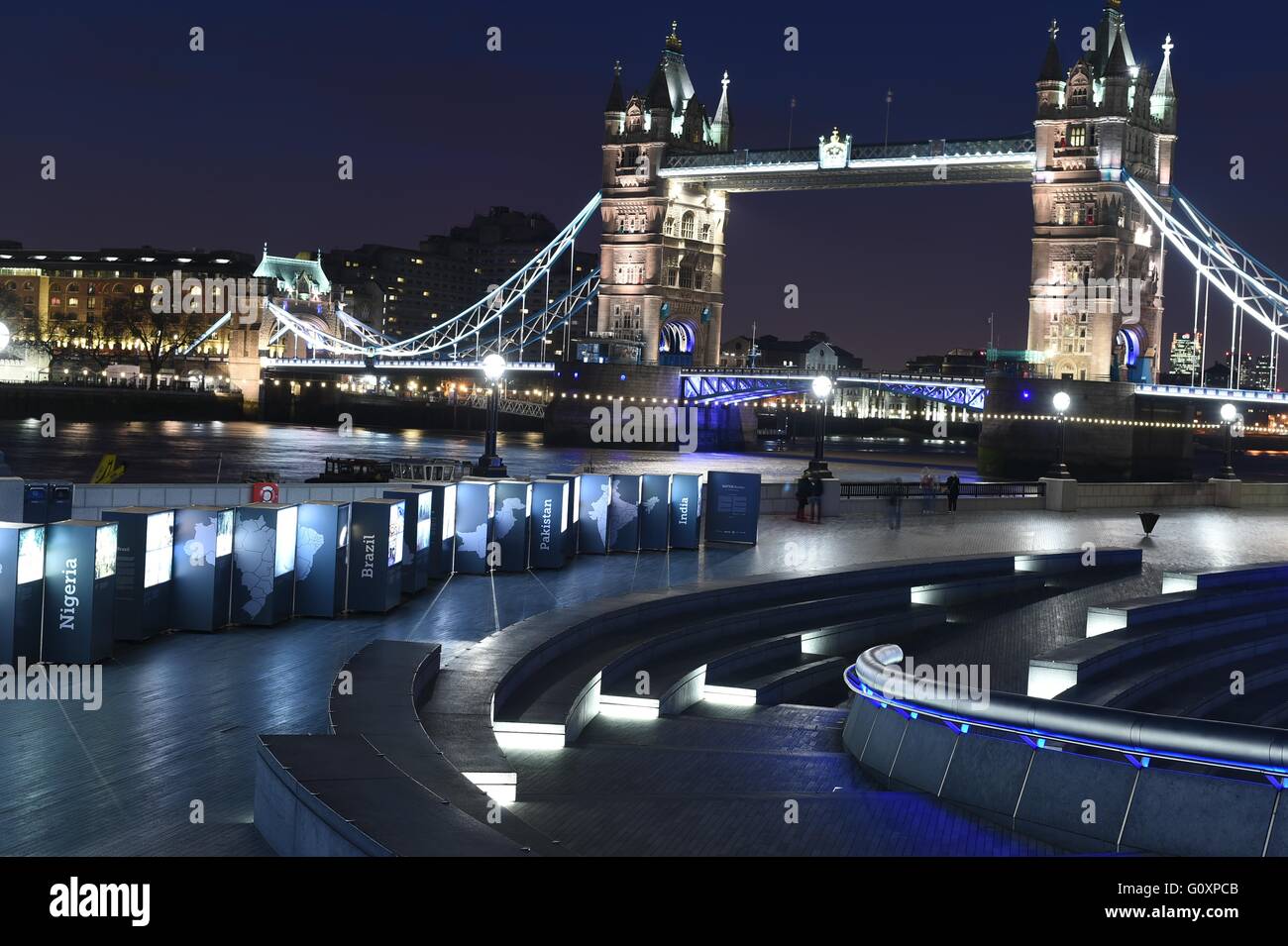 Tower Bridge City Hall Nuit Londres Banque d'image et photos - Alamy